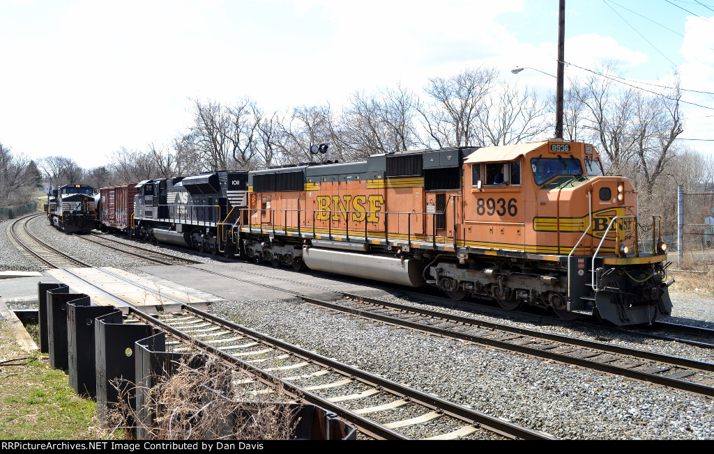 BNSF SD70MAC 8936 leads 65W/FC81